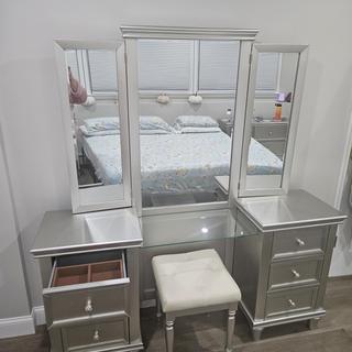 Raymour and flanigan makeup vanity store