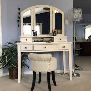 Raymour and flanigan makeup vanity store
