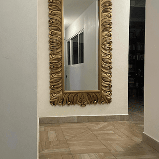 La moldura es original y bella. Lo