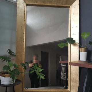 Esta super sólido y pesado, el color súper padre como si fuera dorado desgastado y es enorme lo ...